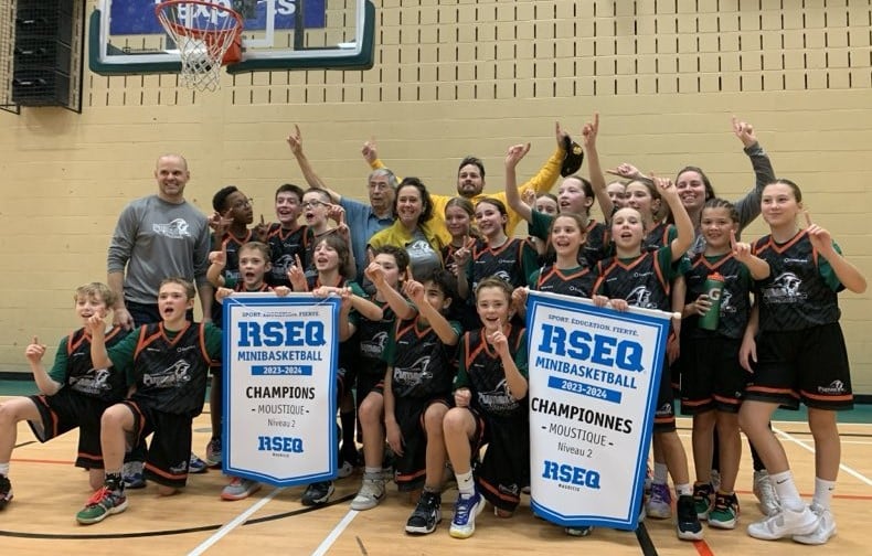 Les équipes masculine et féminine formées d'élèves de 5e et 6e année de ...